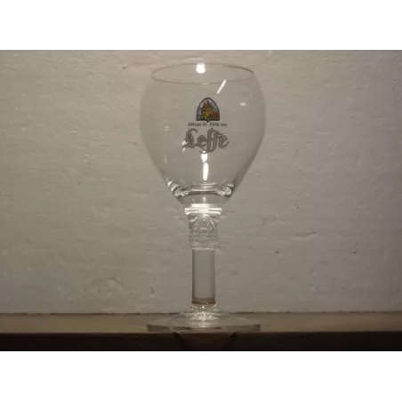 1 VERRE LEFFE 15CL HT 16.60CM